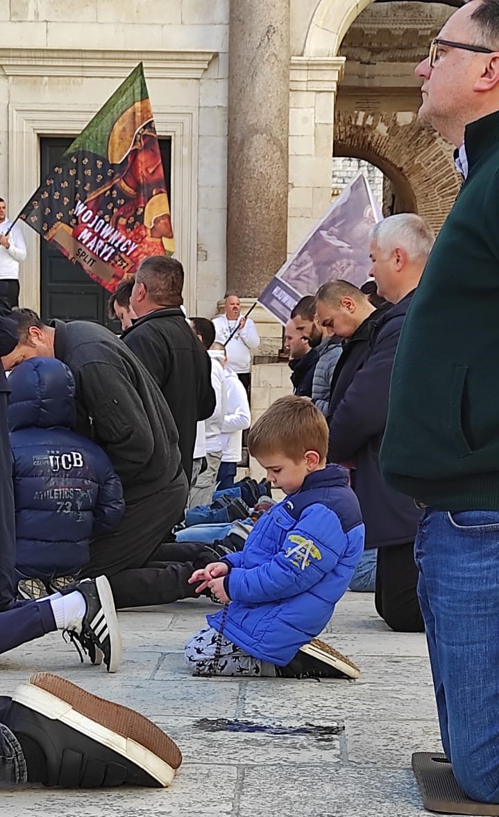 Ljevičari vrište o moliteljima s trga kao da je krunica glogov kolac ...