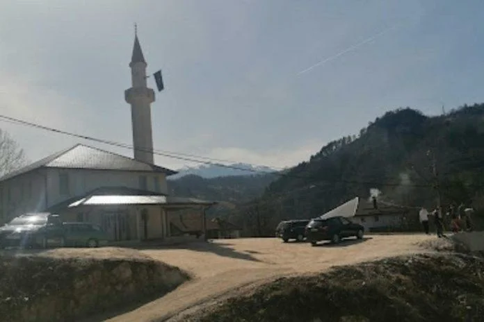 Fata Orlović na hrvatski način: Obitelj Trlin traži rušenje džamije na ...